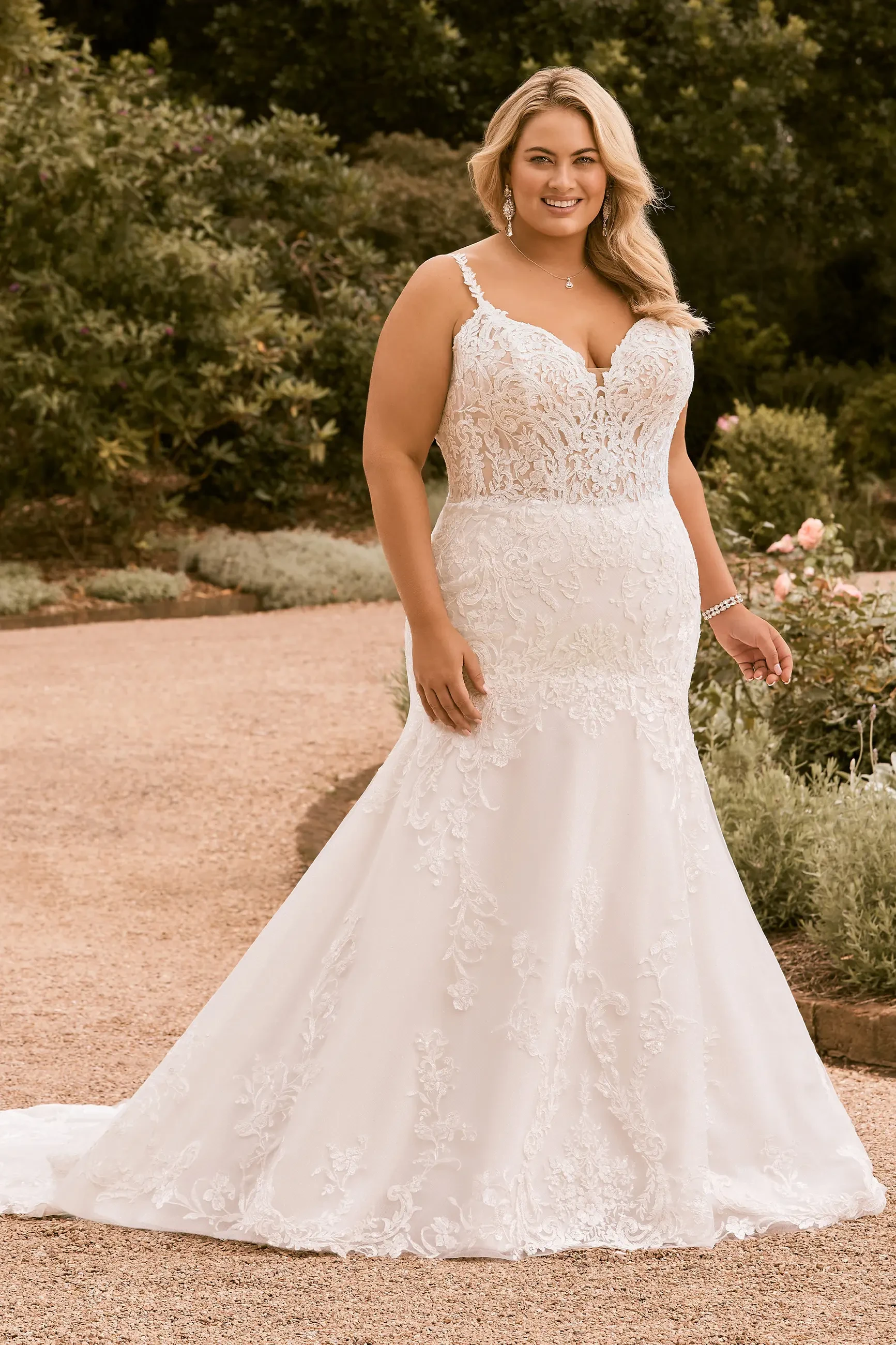 Fit & Flare vs. Trumpet: Which Fitted Wedding Dress Silhouette is Right ...